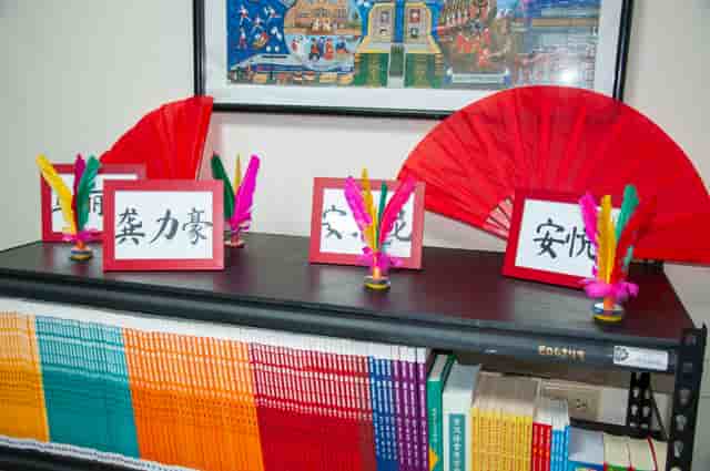 DAN BIENVENIDA A JIN YUJIE MAESTRA RESPONSABLE DE IDIOMA CHINO EN EL ...